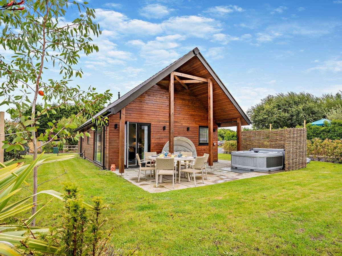 Log Cabin in South Wales | 5-Star Self-Catering Swansea - Fivestar.ie