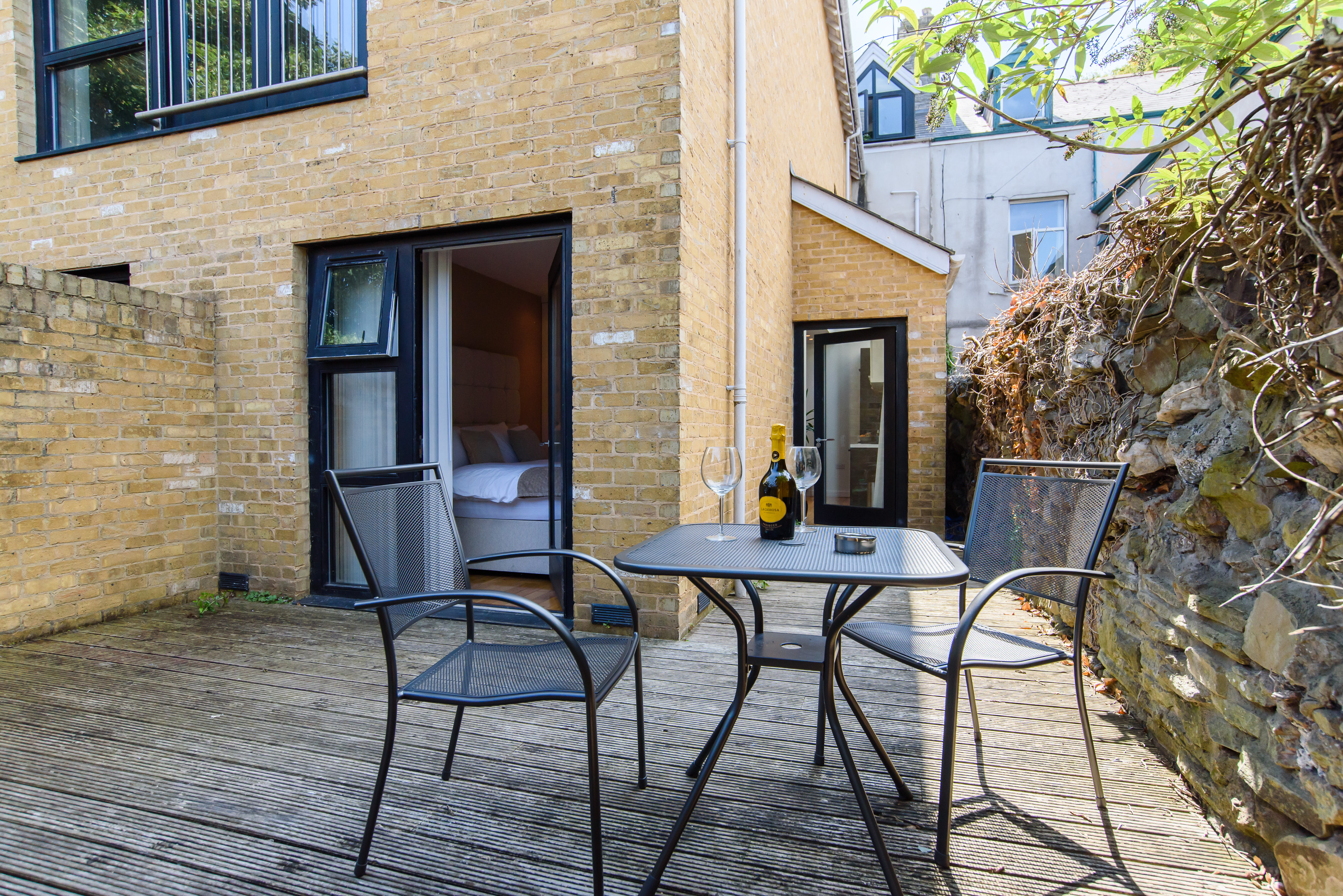 Bluebird Feather | 5-Star Self-Catering Cardiff - Fivestar.ie