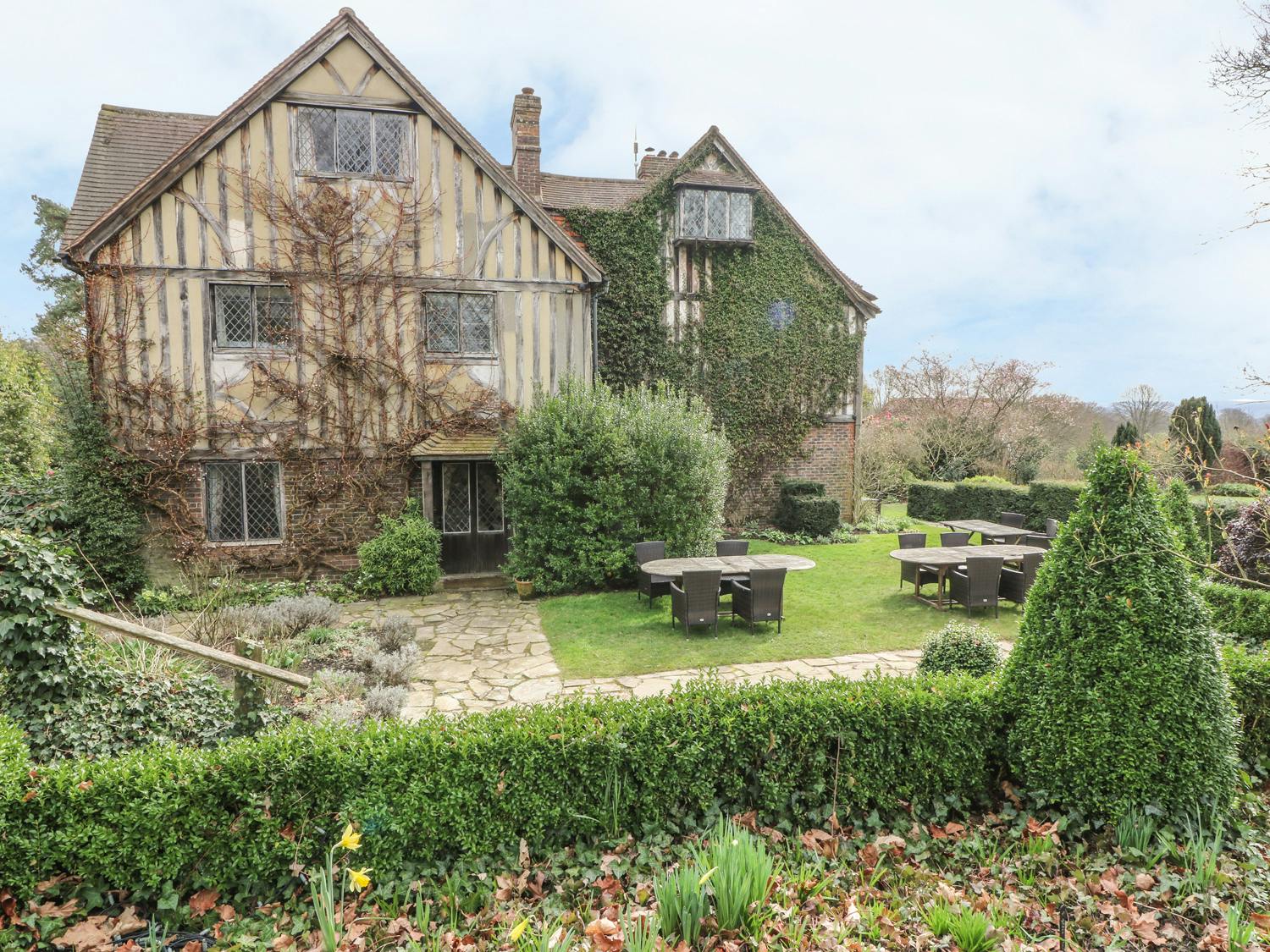 Manor House Marvel | 5-Star Self-Catering Chiddingstone Hoath - Fivestar.ie