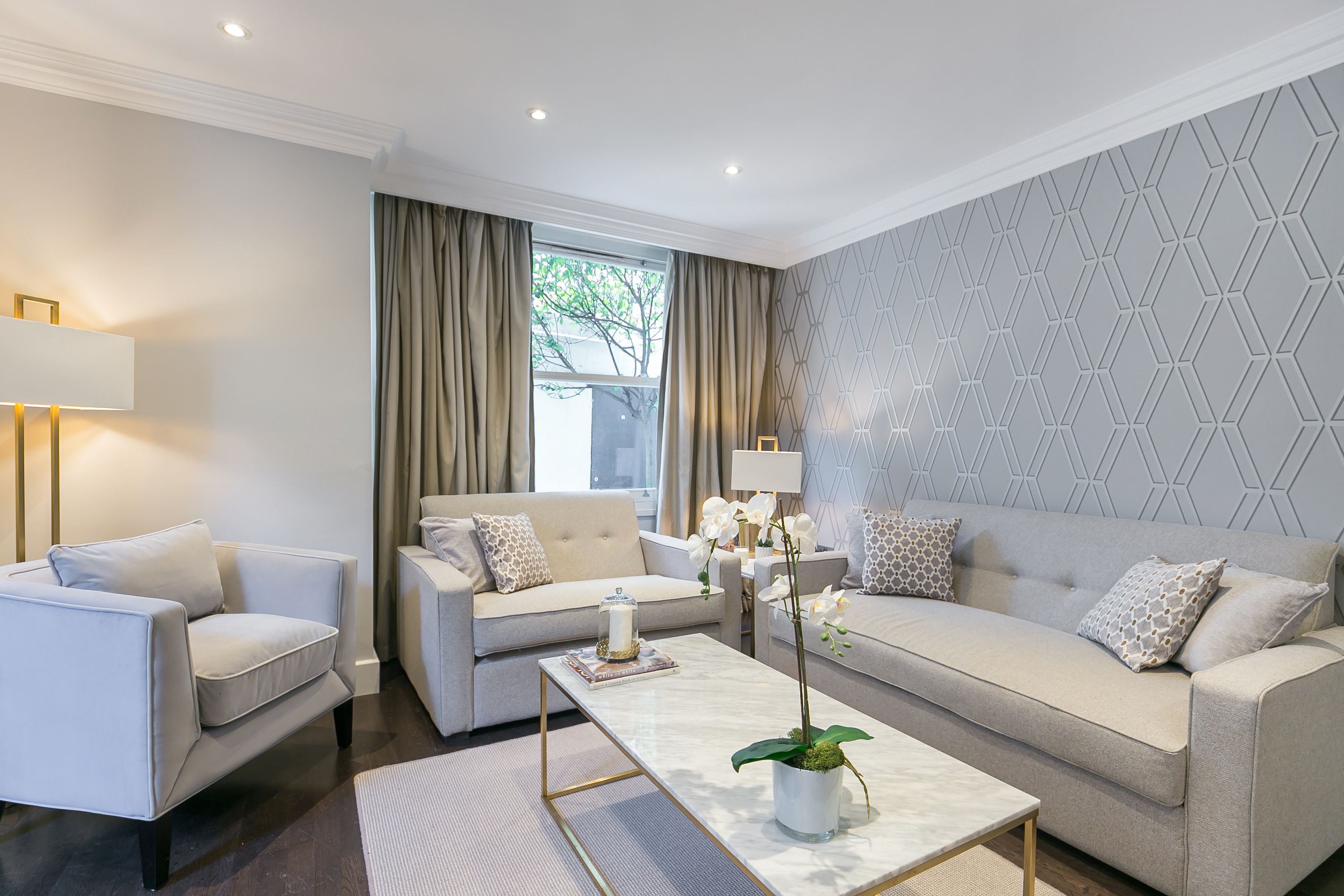 Wave From The Platform | 5-Star Self-Catering London - Fivestar.ie