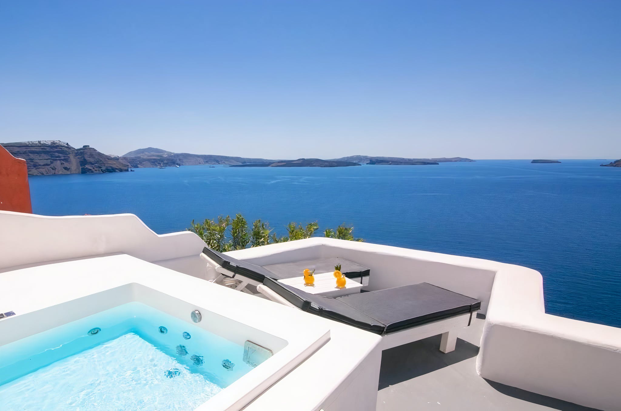 Moonstone Isle | Luxury Villa in Oia, Greece - Fivestar.ie